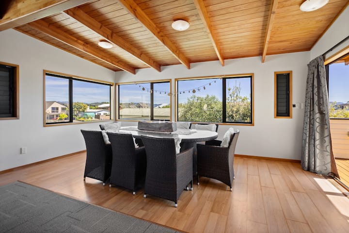 Upstairs 2 Bedroom Beach Apartment - Hahei