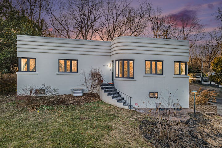 Retro Retreat: Sleeps 18 On 1 Acre! Unique & Large - Kansas City, MO