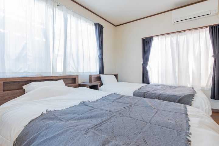 横浜駅から11分/最大12人/戸建て貸切/周辺お店多数/110㎡/ベッド７台 - Yokohama