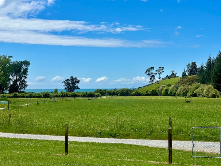 The Salty Cow - Farm Stay, Sea Views, Pool & Spa - Tākaka