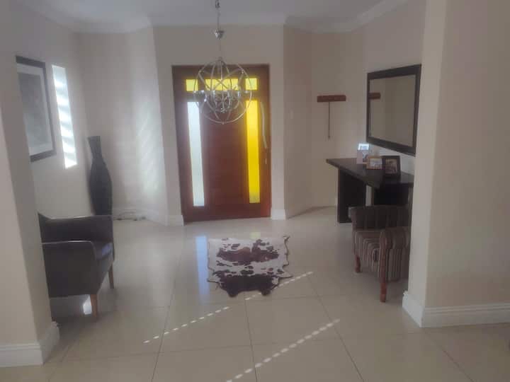 Elegant 4-bedroom Home Near Hazendal Wine Estate - Western Cape