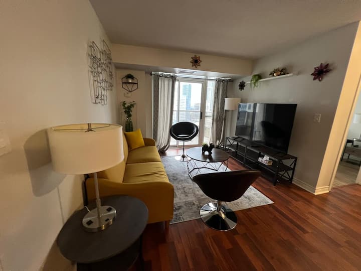 Skyline 3br Condo | Steps To Sq 1 + Free Parking - Mississauga