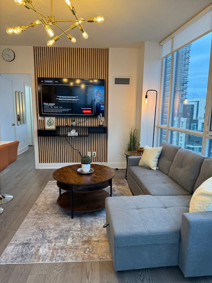 Penthouse 2br+den | Skyline Views • Sq1 • Parking - Mississauga