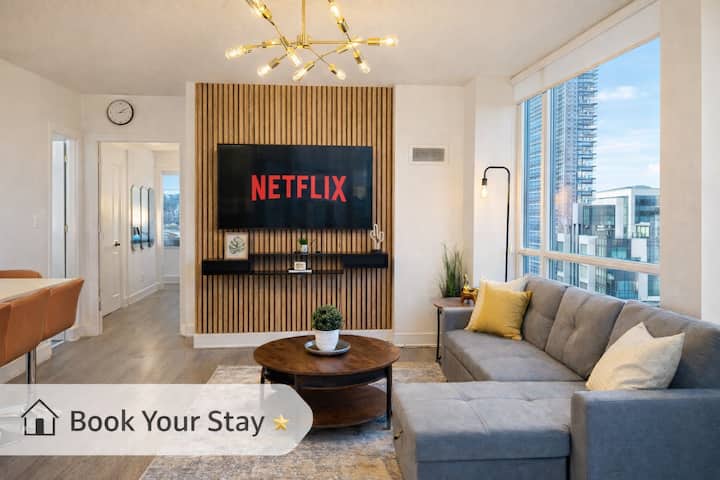 Penthouse 2br+den | Skyline Views • Sq1 • Parking - Mississauga