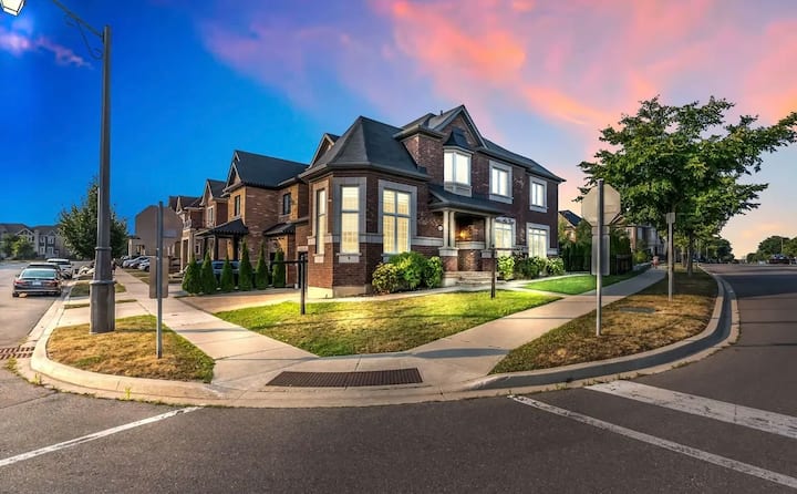 Spacious 4 Bedroom Family Home In Oakville - Burlington