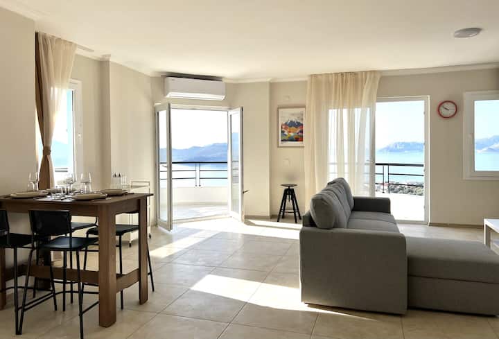 Maviye Uyanın: Eşsiz Adalar Manzaralı Modern Ev - Kaş