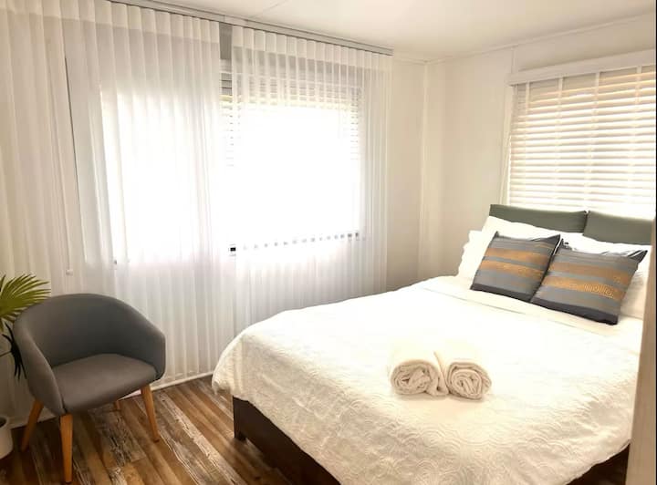 Perfect Location! East
Cottage(1 - 12 Guests Stay) - Toowoomba