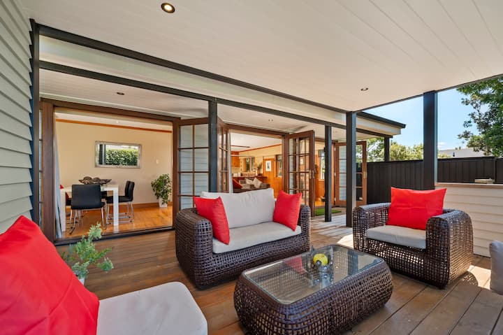 Tranquil Timber Hideaway - Mount Maunganui