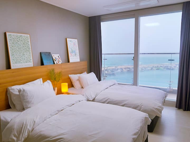 탁 트인 오션뷰와 침대일출 / 그림책이 있는 힐링 숙소 / 친구나 가족 모임에 최적 - Gangneung-si