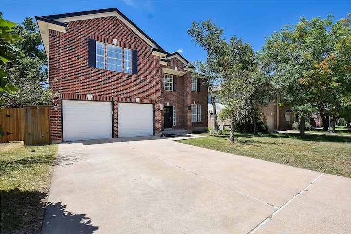 Large Northwest Austin 5 Bedroom House With Garden - Cedar Park, TX