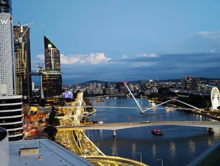 River & Fireworks Visible From The Balcony! - Spring Hill