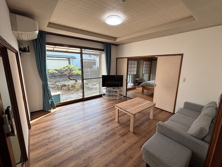 3ldkの平屋一戸建てまるまる貸切。岩国駅から車で5分、徒歩17分。駐車可。
徒歩圏内に飲食店多数 - Iwakuni