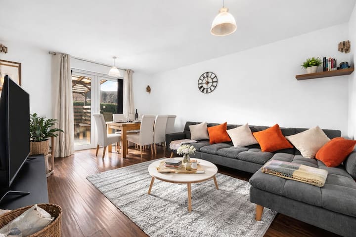 3 Bed Home With Garden & Parking - Stockport