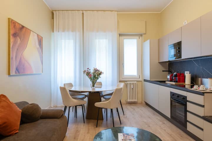 Spacious 4 Bedroom Apartment- Duomo Area- 9 Guests - Milan