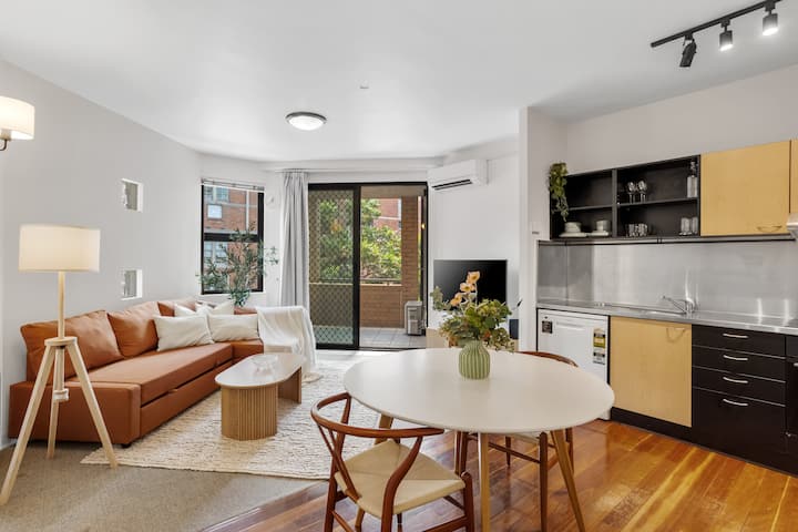 Spacious 1-bed With King Bed + Sofa Bed & Balcony - Newstead