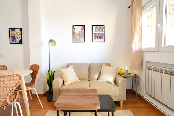 Amplio Y Luminoso • 3 Balcones • Metro Cerca - Spain