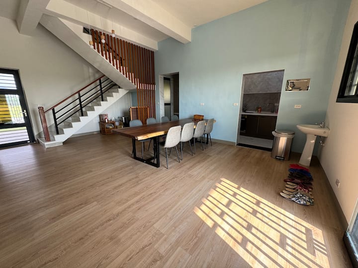 Happy Go親子寵物超友善住宿～歡迎在田野及草皮上奔跑～欣賞乾淨的天空（兩人房空間） - 美濃區