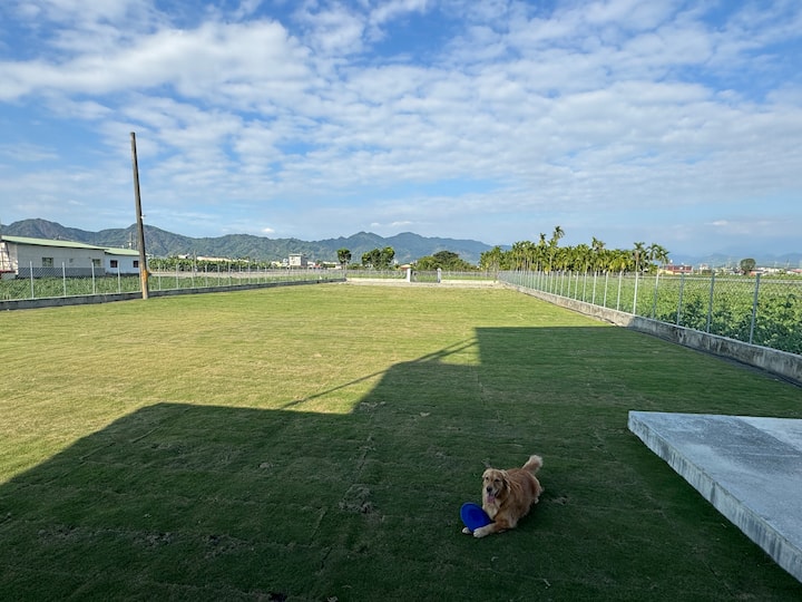 Happy Go親子寵物超友善住宿～歡迎在田野及草皮上奔跑～欣賞乾淨的天空（四人房空間） - 美濃區