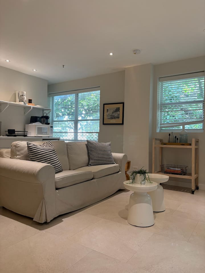 Vibrant Corner Unit South Of Fifth - Miami Beach, FL