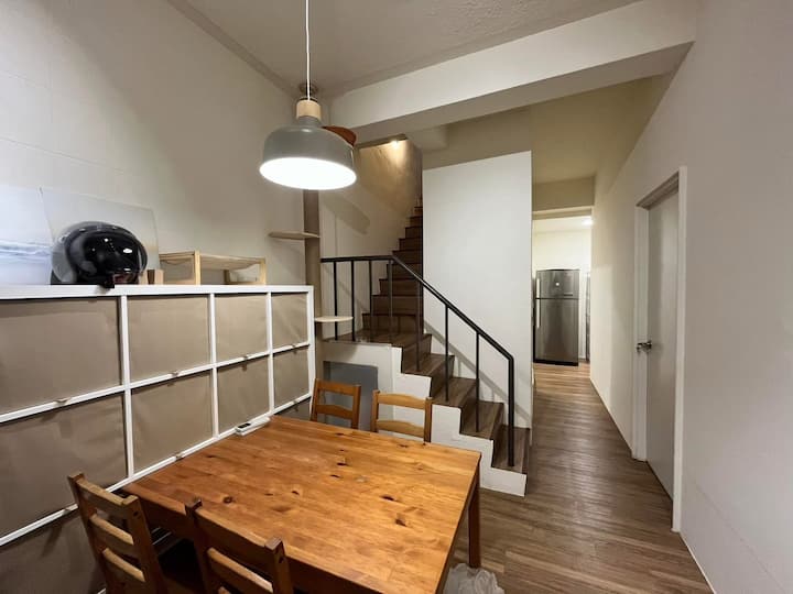 六房住宅的二樓房間，空間寬敞，附雙人床，無獨立衛浴，與六位室友共用兩間浴室 - 新市區