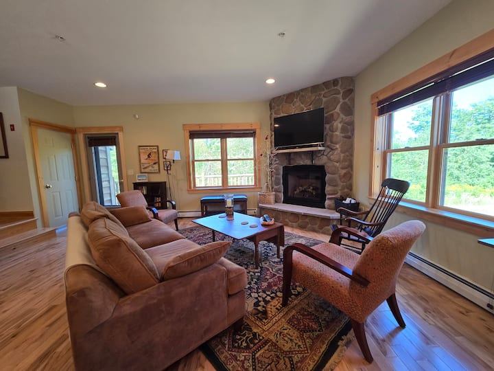 Walk To Lifts | Fireplace | Shuttle | Sleeps 6 - Carrabassett Valley, ME
