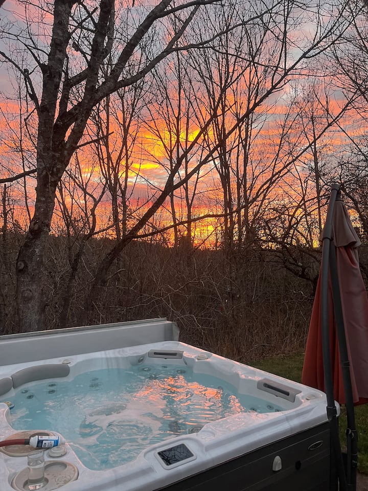 Rustic Log Retreat With Hot Tub And Waterfall - New Brunswick