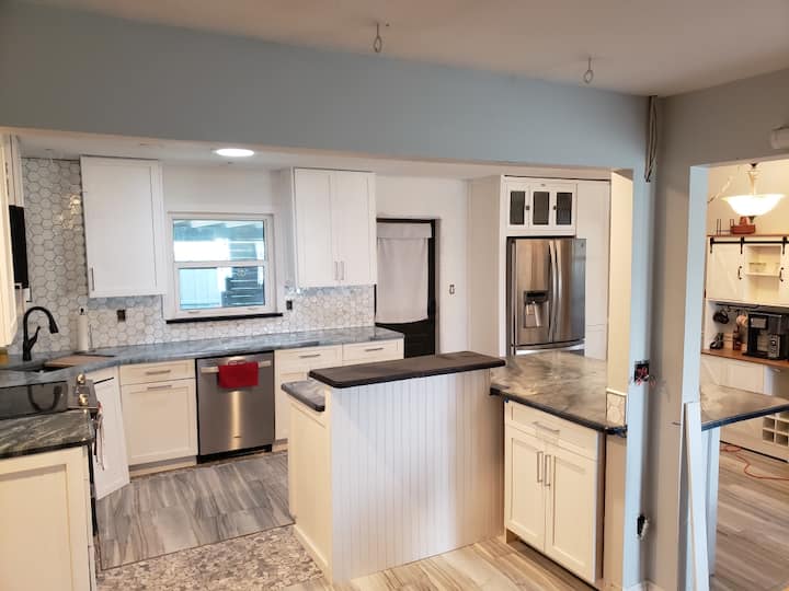 Pool & Hot Tub And Full Kitchen - Fort Myers, FL