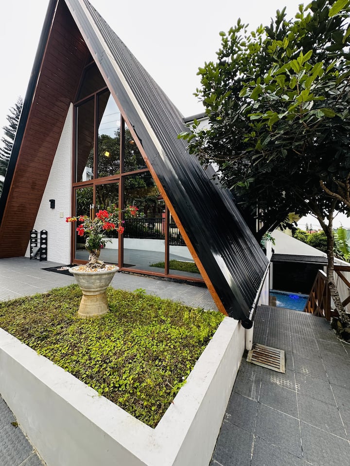 Serene Modern Tagaytay Villa With Heated Pool - Tagaytay