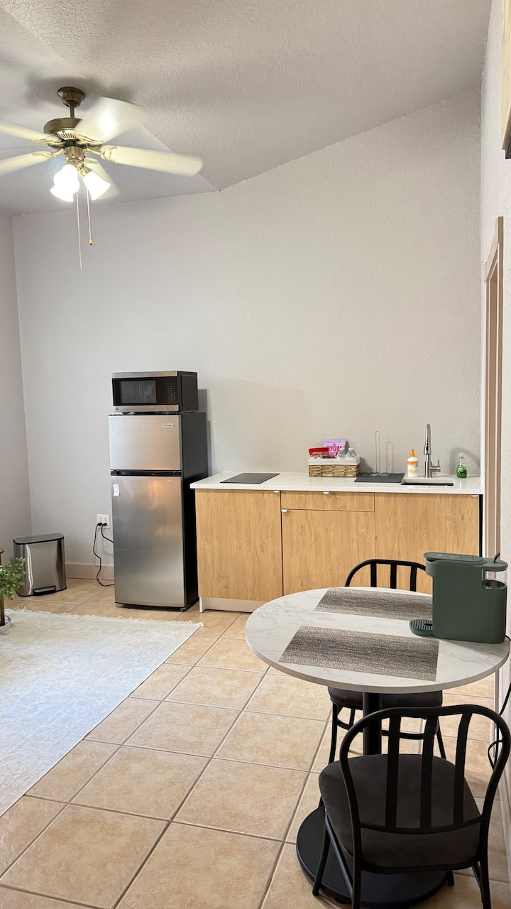 Private Suite Near Historic Downtown Kissimmee - Kissimmee, FL