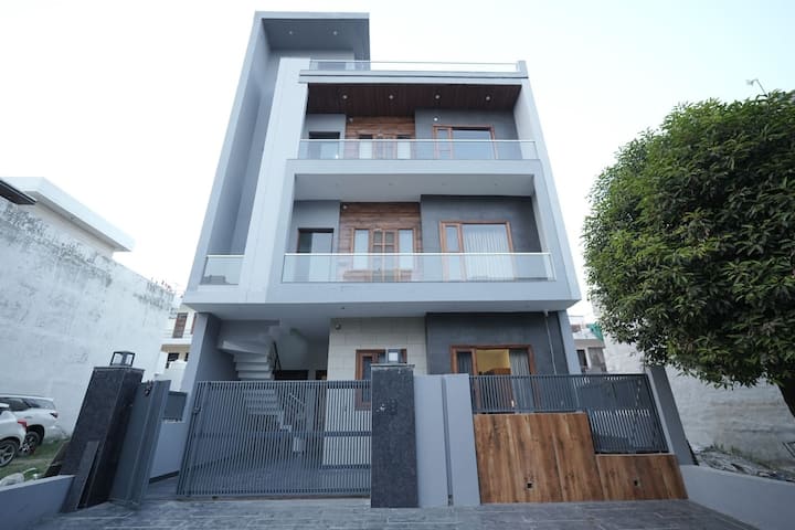 Luxury 3bhk Nawab Stays Villa - Sahibzada Ajit Singh Nagar