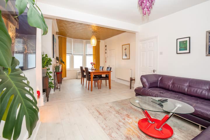 Spacious · King Bed · Office · Next To Shops & Bus - Liverpool