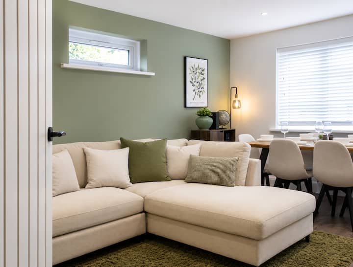 Big Bungalow Retreat W Bar & Games Room - Sleeps 8 - Ringwood