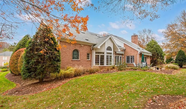 Spacious Holiday Cape Cod Home - Oakdale, PA