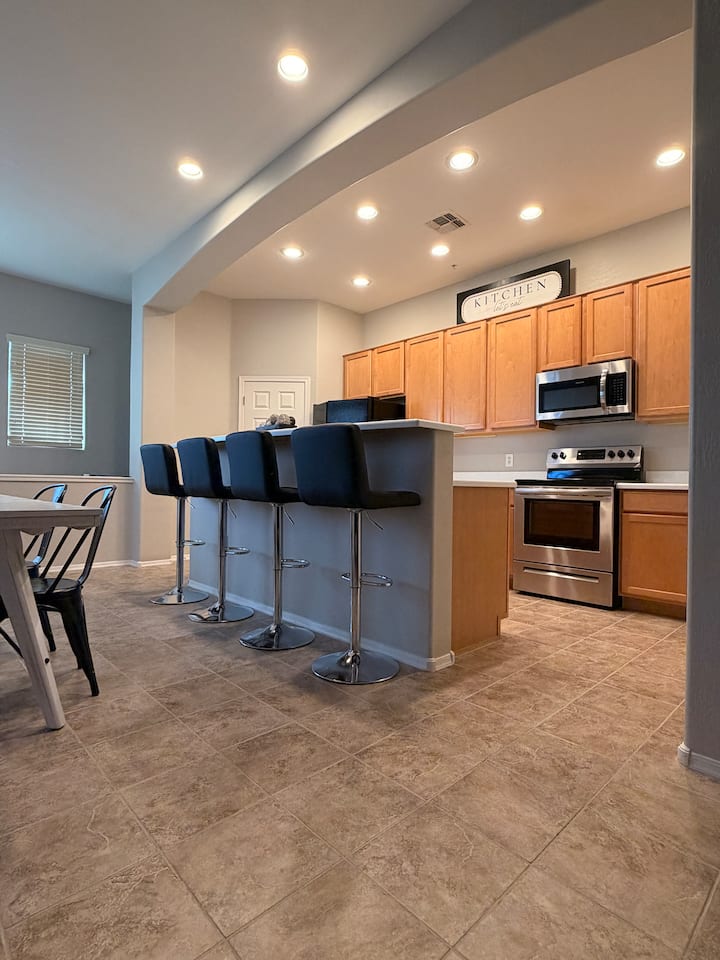 Luxury Townhouse W/ Pool & Gym Amenities. - Surprise, AZ