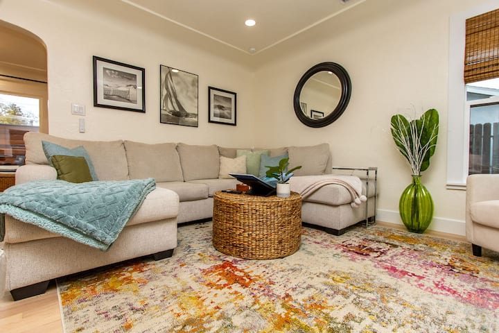 Sea Glass Hideaway-coastal Calm Executive Retreat - Modesto, CA