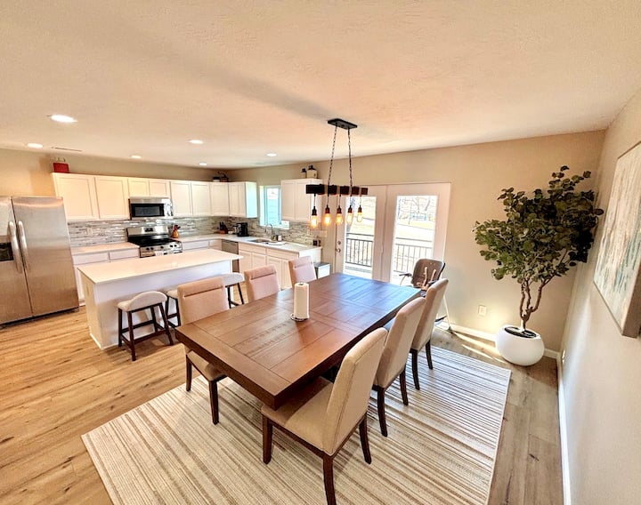 Spacious Sioux City Townhome • 3 Baths • Spotless - Sioux City, IA