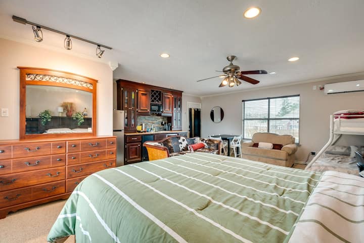 The Melina Vibe | Loft Hideaway - The Woodlands, TX