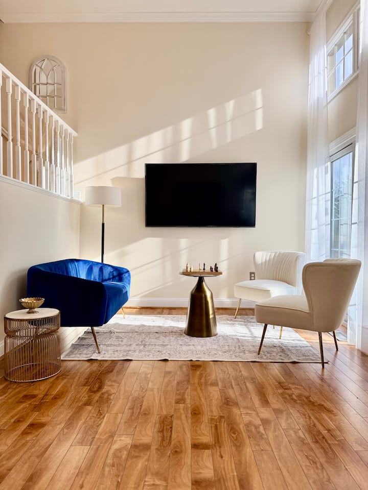 Chateau Lumière | Modern Townhome | 15 Mins To Iad - Reston, VA
