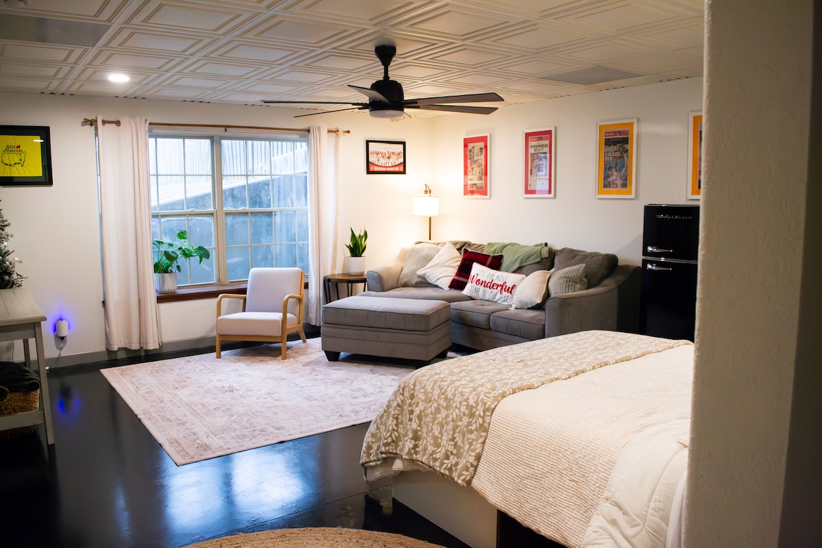 Kerbside Den - Suite privada en el sótano - Suites con entrada ...