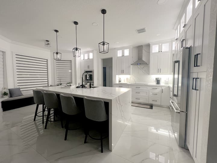 Modern Oasis With Large Backyard And Pool - Miramar, FL