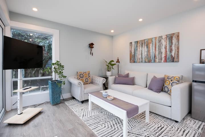 Luxury Modern 2-bedroom Suite Near Transit & Shops - White Rock