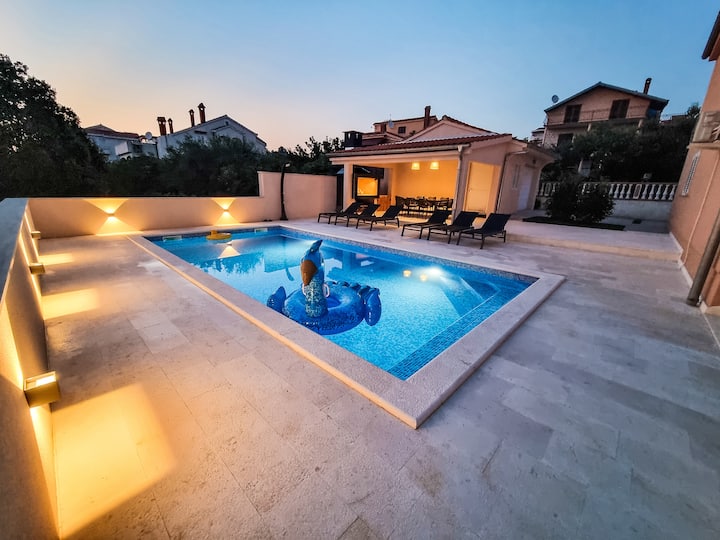 Charming Villa Coco With Heated Pool By The Sea - Zadar
