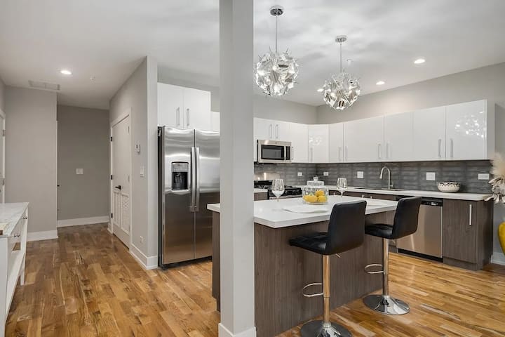 Modern 2br/2ba Condo Convenient To Everything! - Chicago O'Hare Airport (ORD)