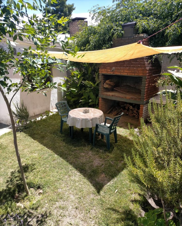 Monoambiente Independiente, Jardín Y Parrillero - La Floresta
