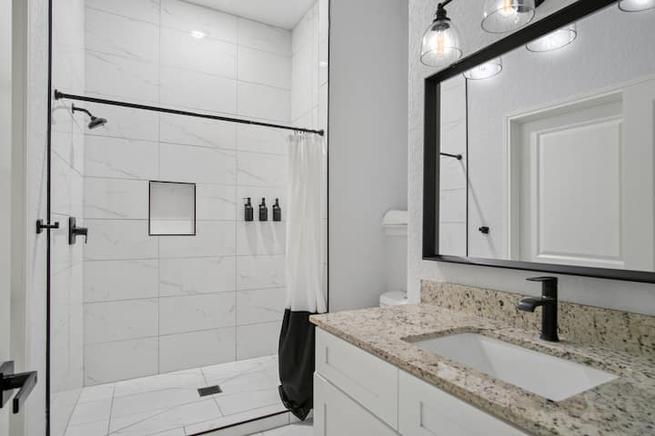 Downtown 2br/2ba • King Bed • 3 Smart Tvs - San Antonio