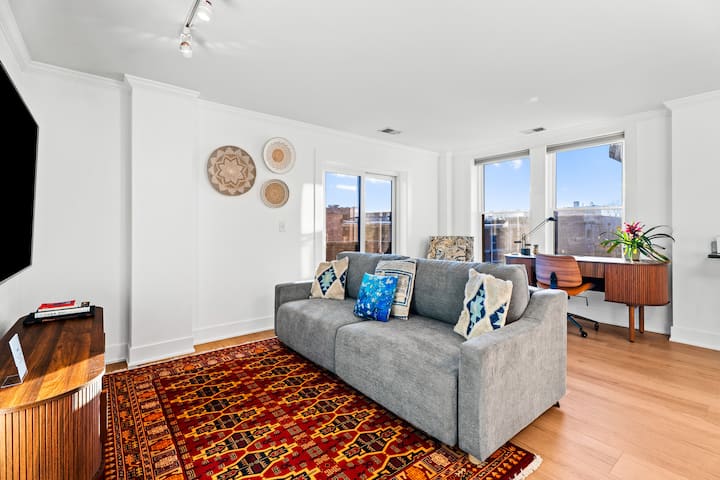 Spacious 2 Bdr + 2 Bth Condo Near Wrigley Field! - Chicago