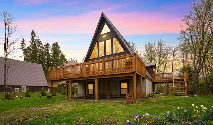 Iconic A-frame | Hot Tub | Fire Pit | Walk To Lake - Arrowhead Lake, PA
