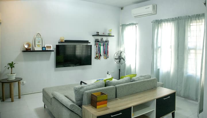 Spacious 2-bedroom Townhouse (4 Guests)+office&gym - Tarlac City