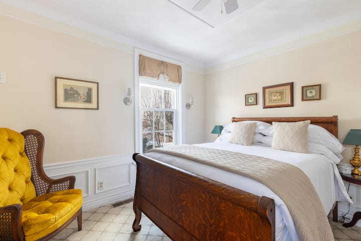 Suite 4 - Miss Murphy's High Street Inn - Galena, IL