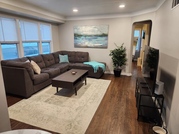 Charming House Within Minutes Of Downtown Berkley - Bloomfield Township, MI